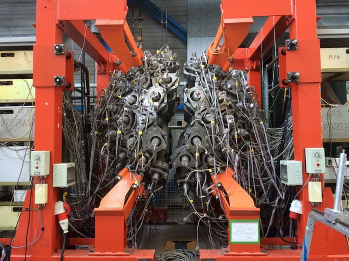 How A Particle Accelerator Works (easy Explanation) - GEARRICE