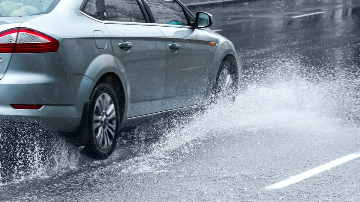 Cómo evitar el aquaplaning y qué hacer en caso de que suceda