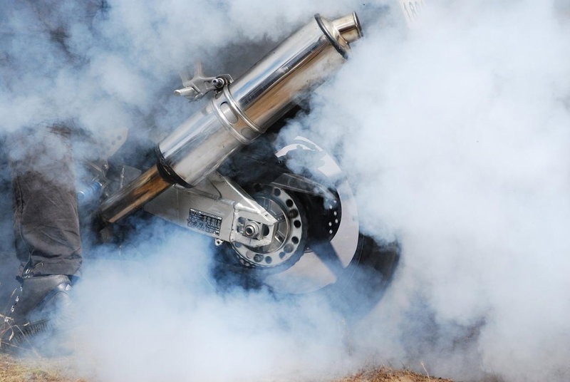 ¿Tu moto echa mucho humo? A qué puede deberse y cómo solucionarlo