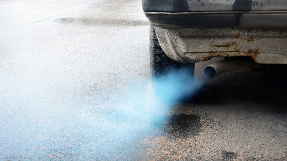 Qué significa el color del humo que expulsa un coche