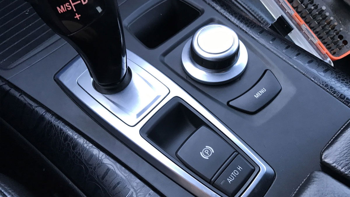 Qué hace exactamente el botón de Auto Hold de tu coche