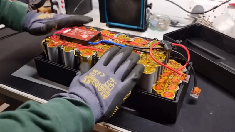 Este ingeniero recogió 130 vapeadores de la basura para crear su propia ...